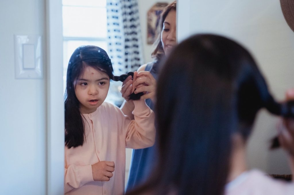 Sinopsis Film Tanah Runtuh, Kisah Haru Anak Down Syndrome Cari Ibu ...